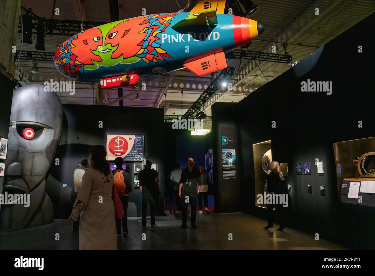 Toronto, Kanada. 15. Juni 2023. Besucher besuchen die Ausstellung „Pink Floyd - Ihre sterblichen ...