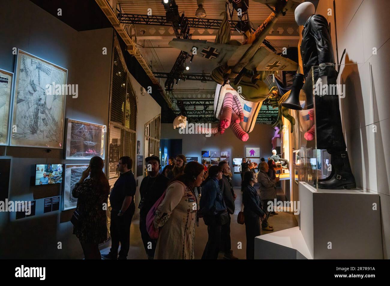 Toronto, Kanada. 15. Juni 2023. Besucher besuchen die Ausstellung „Pink Floyd - Ihre sterblichen ...