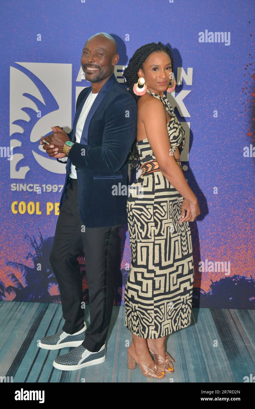 MIAMI BEACH, FLORIDA - 14. JUNI: Jimmy Jean Louis und Shein Mompremier nehmen am 14. Juni 2023 ...