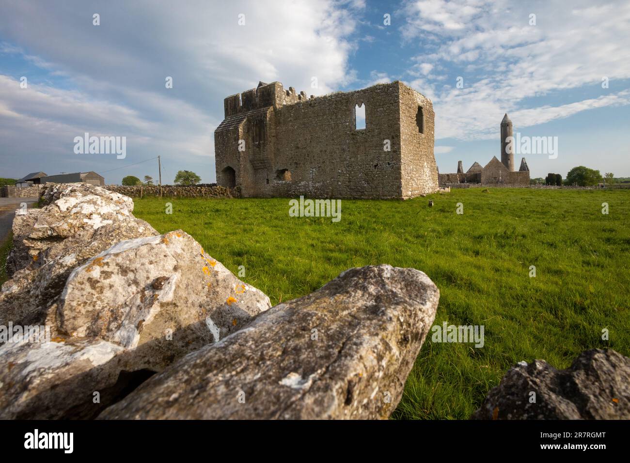 Kilmacduagh round tower -Fotos und -Bildmaterial in hoher Auflösung – Alamy