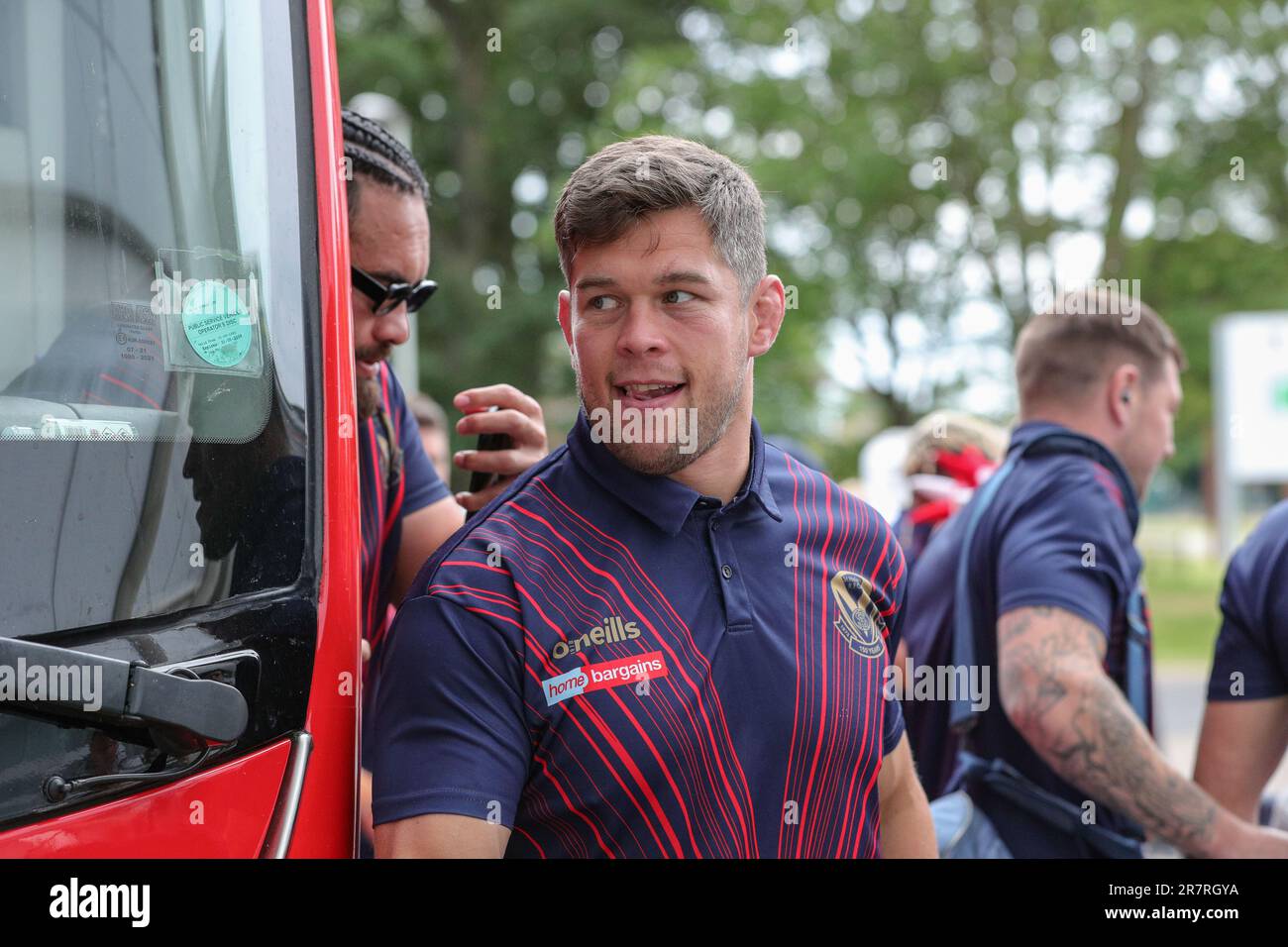 Louie McCarthy-Scarsbrook #15 von St. Helens erreicht das MKM-Stadion ...