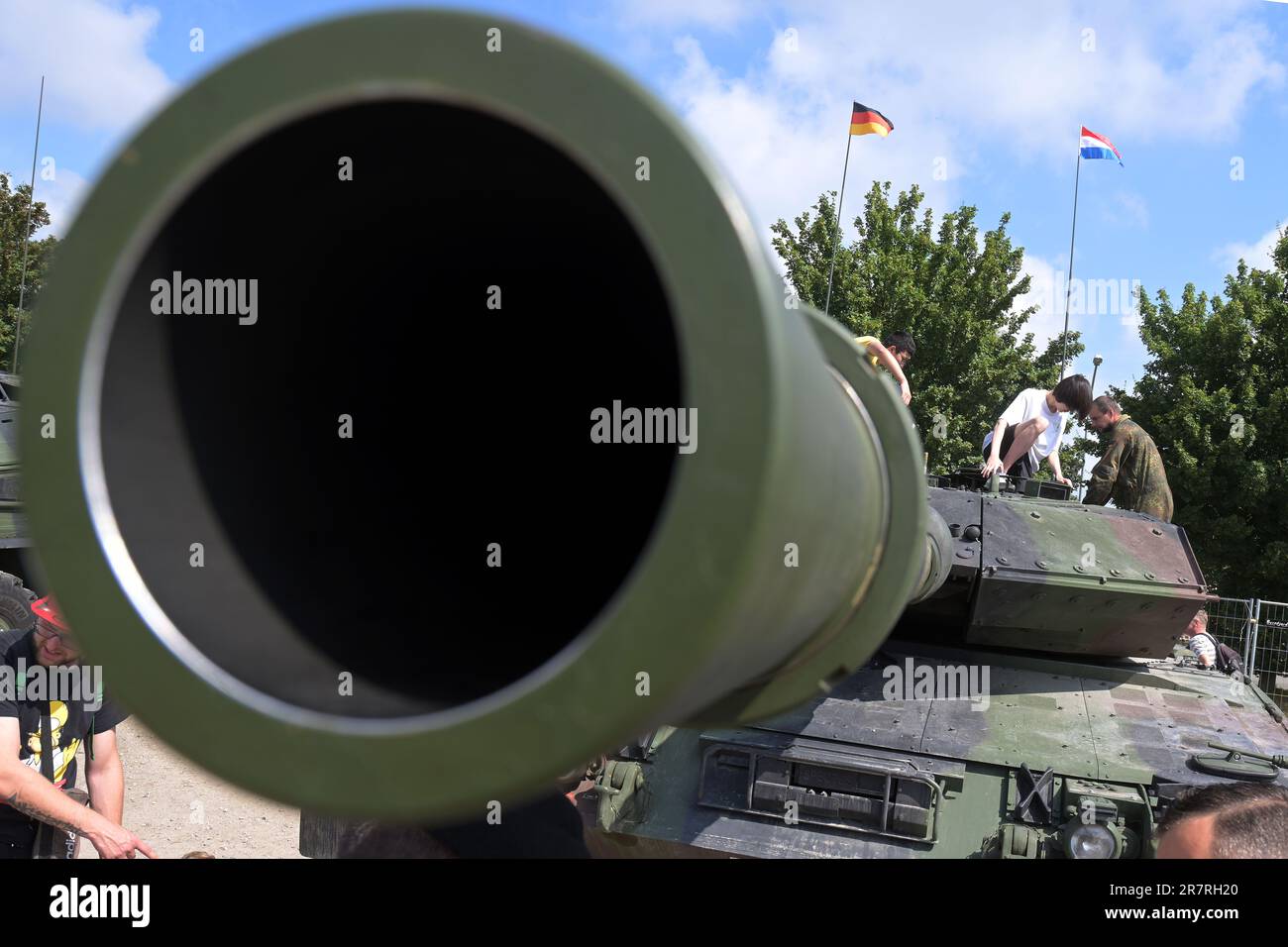 17. Juni 2023, Brandenburg, Brandenburg/Havel: Ein Besucher des ...