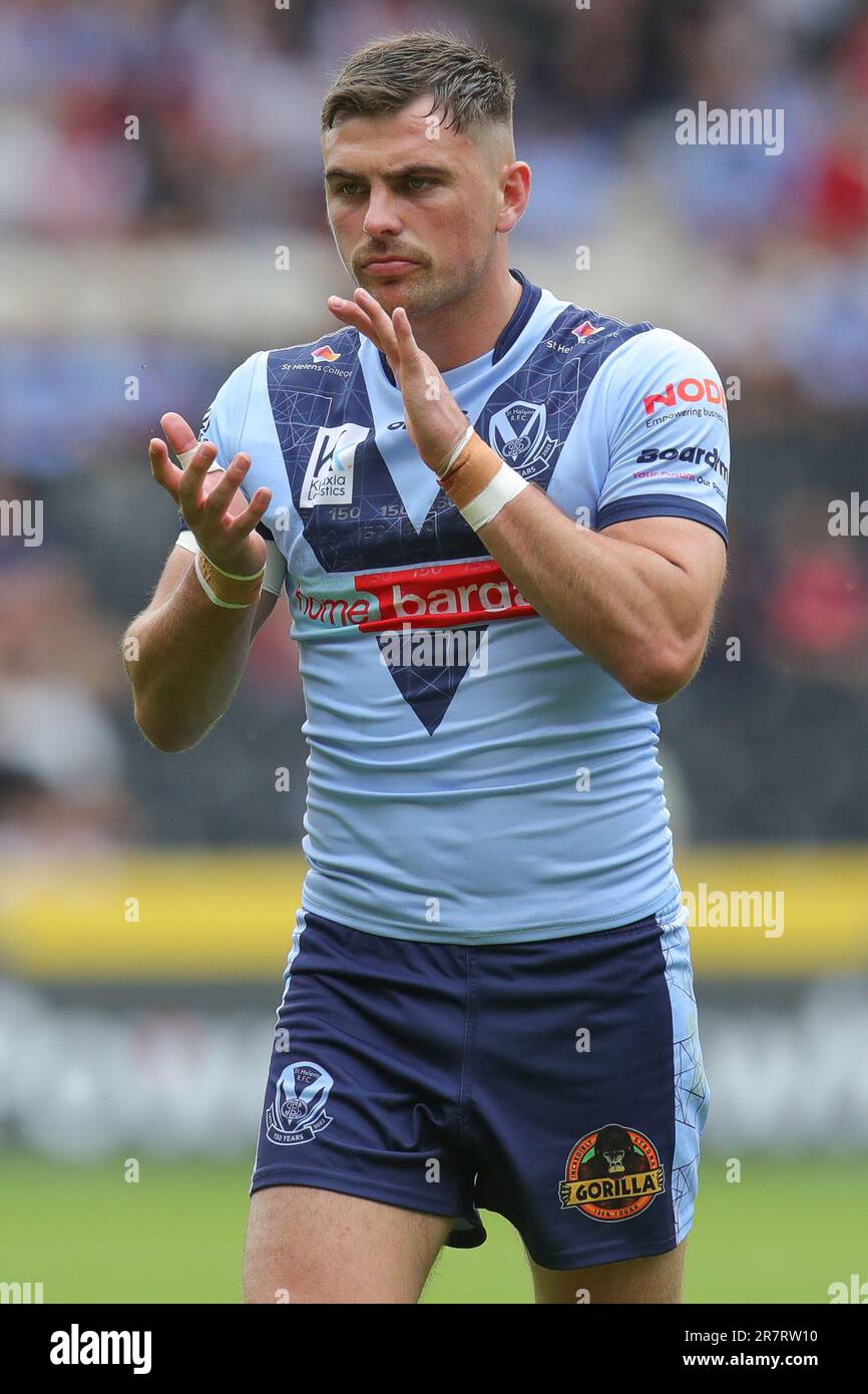 Lewis Dodd #7 aus St. Helens klatscht in die Hände und applaudiert den ...