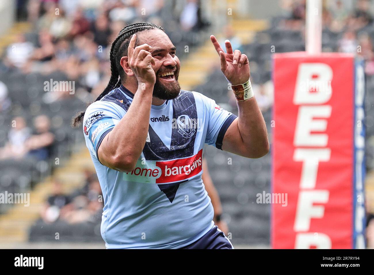 Konrad Hurrell #23 von St. Helens feiert seinen Versuch beim Betfred ...