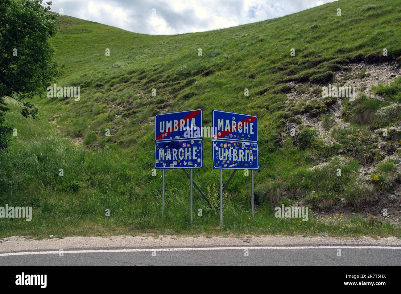 Cartello stradale curva -Fotos und -Bildmaterial in hoher Auflösung – Alamy