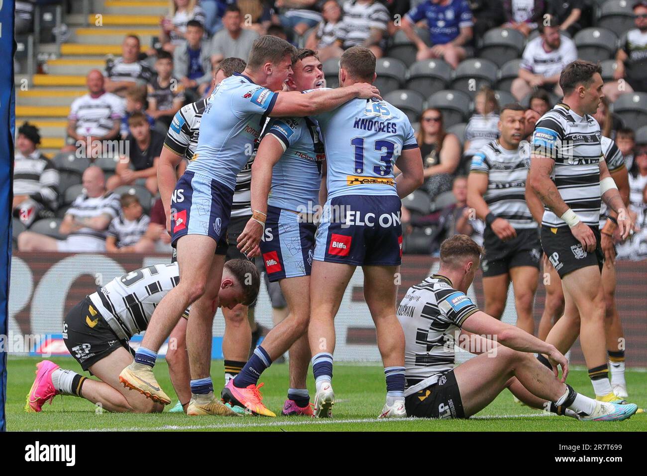 Lewis Dodd #7 von St. Helens feiert seinen Versuch mit seinen ...