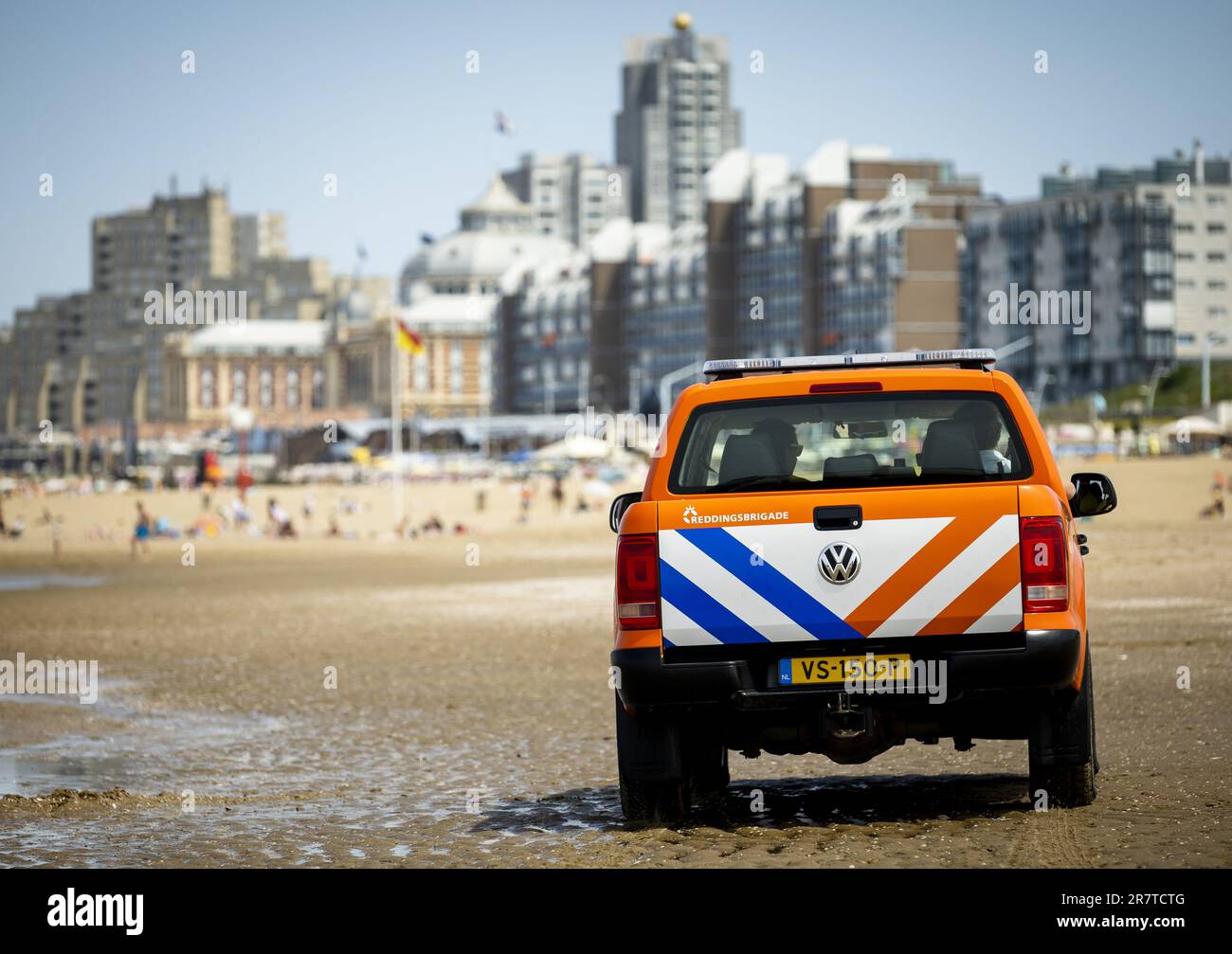 SCHEVENINGEN - Mitarbeiter der Haager Freiwilligen Rettungsbrigade am ...