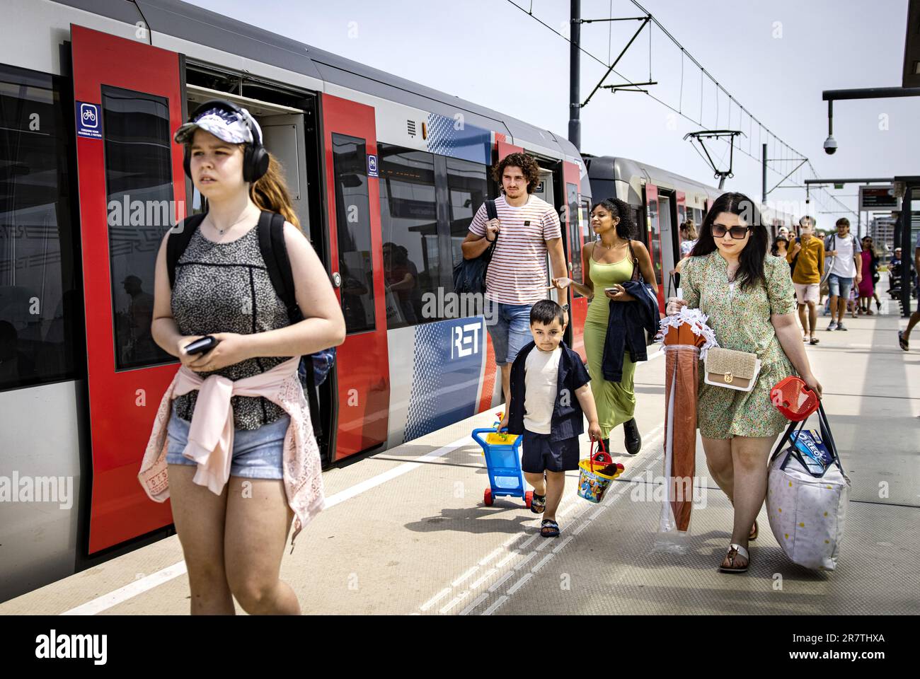 HOEK VAN HOLLAND - Reisende kommen mit der Metro am Strand von Hoek van ...