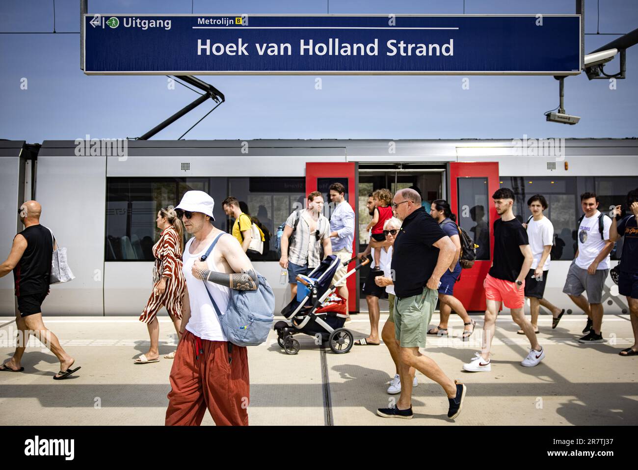 HOEK VAN HOLLAND - Reisende kommen mit der Metro am Strand von Hoek van ...