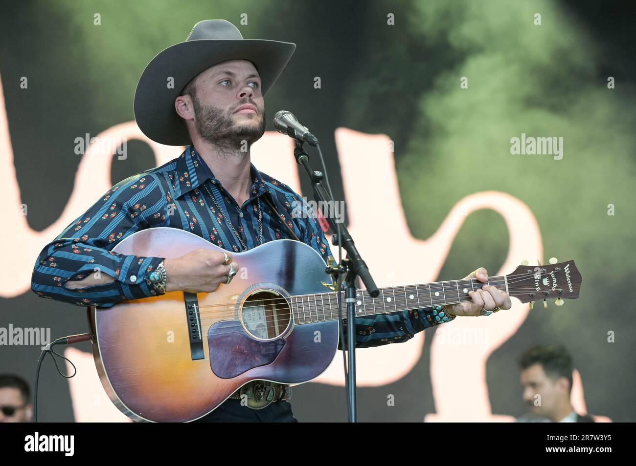 Charley Crockett tritt am 2. Tag des Bonnaroo Music & Arts Festivals ...