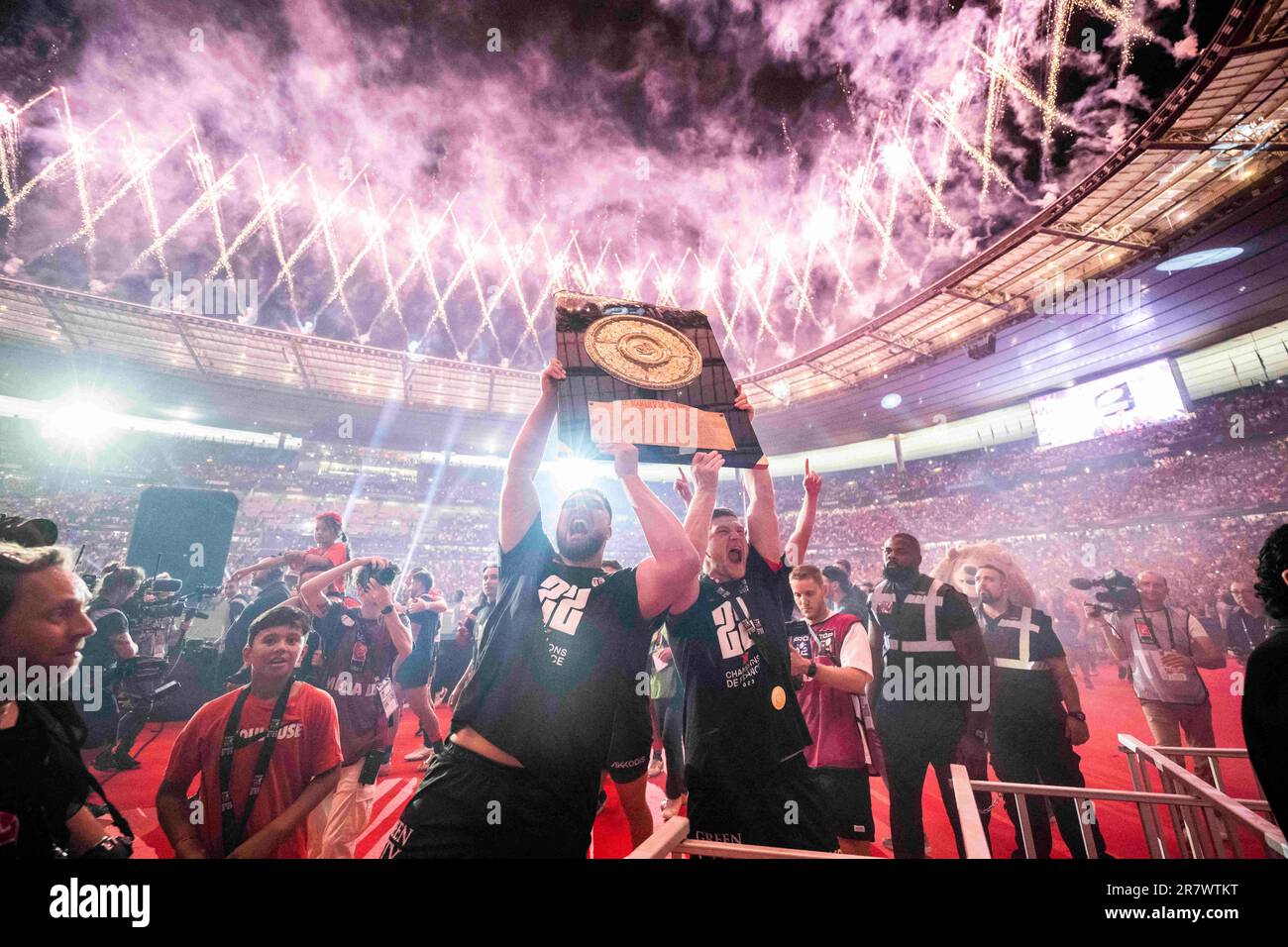 Toulouse-Spieler feiern mit der Trophäe „Bouclier de Brennus“ (Brennus ...
