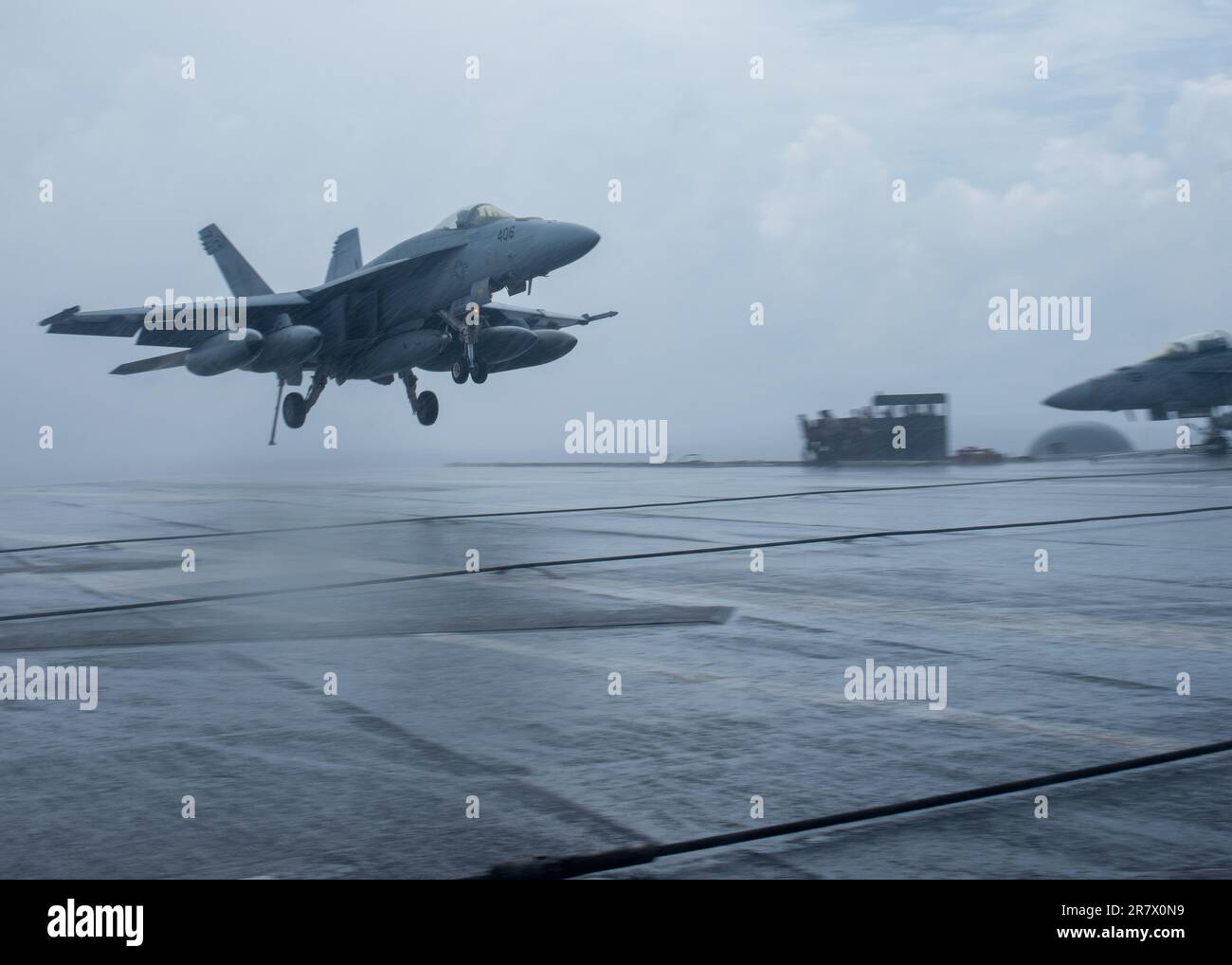 230616-N-UF592-1130 SÜDCHINESISCHE SEE (16. Juni 2023) und F/A-18E ...
