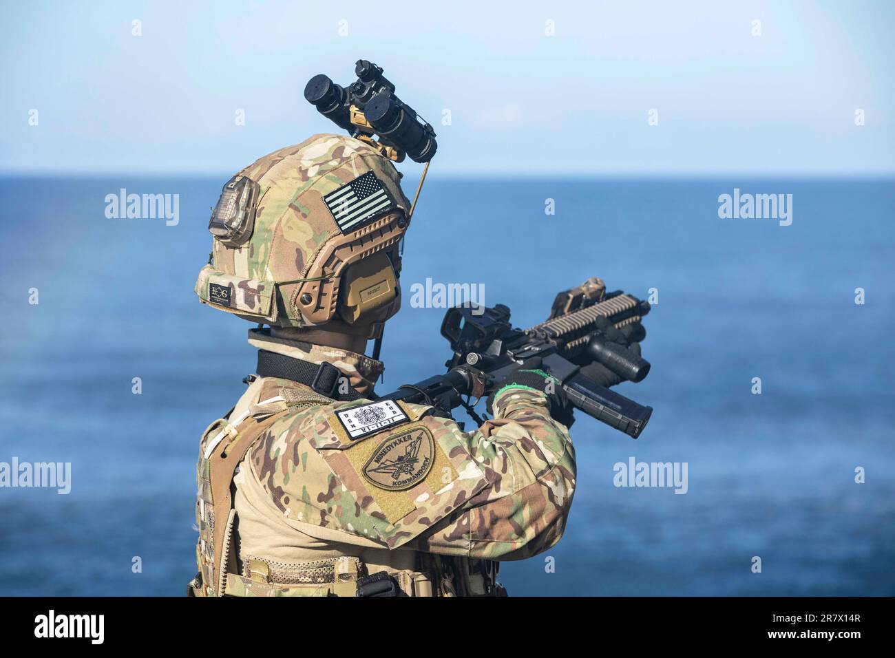 230613-N-LK647-1409 ATLANTISCHER OZEAN (13. Juni 2023) Ein Matrose, der ...