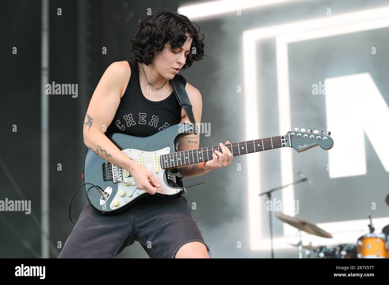 Muna-Gitarrist Josette Maskin tritt am 2. Tag des Bonnaroo Music & Arts ...