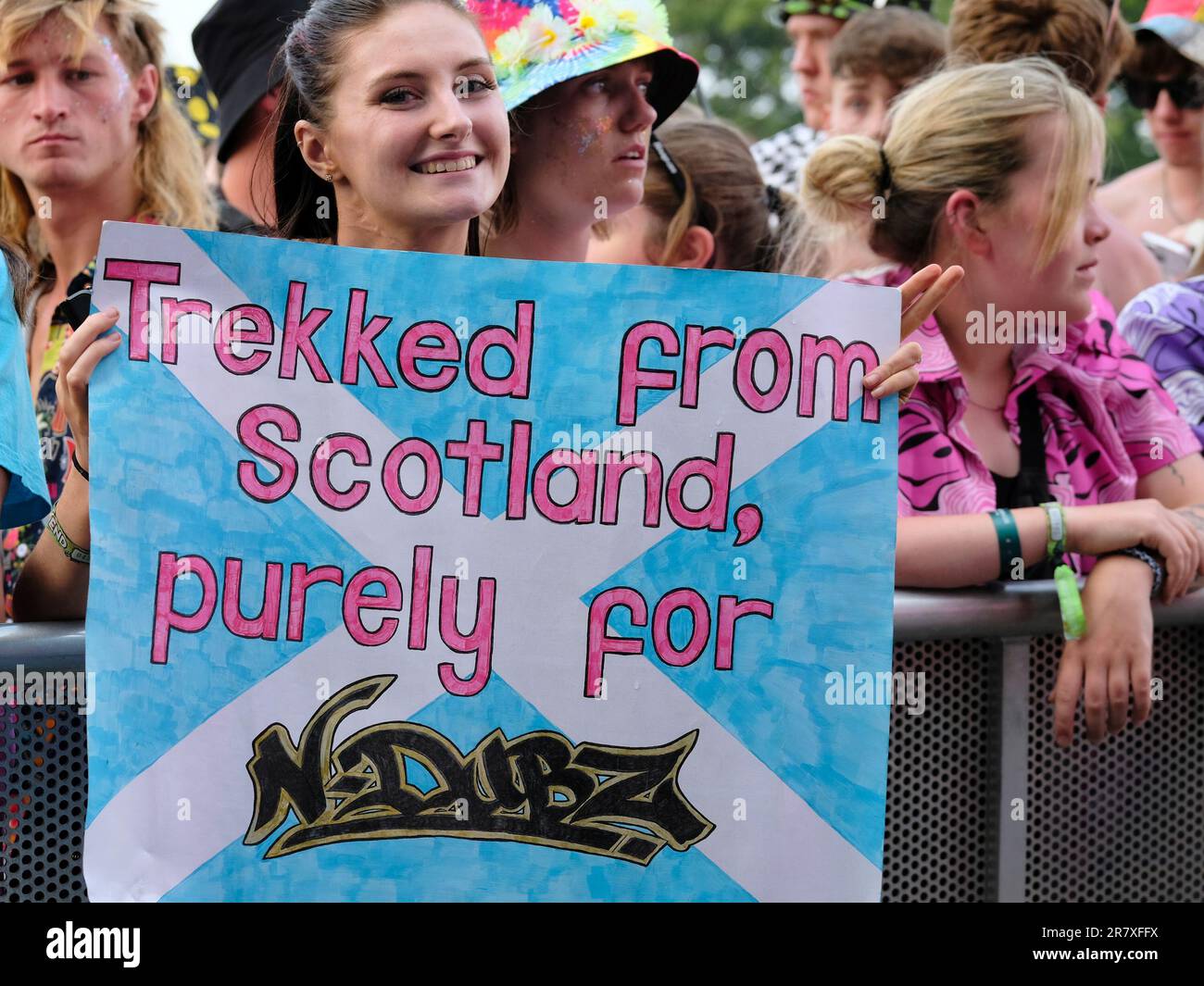 Lächelnde Teenager in der Menge beim Isle of Wight Festival, die an der ...
