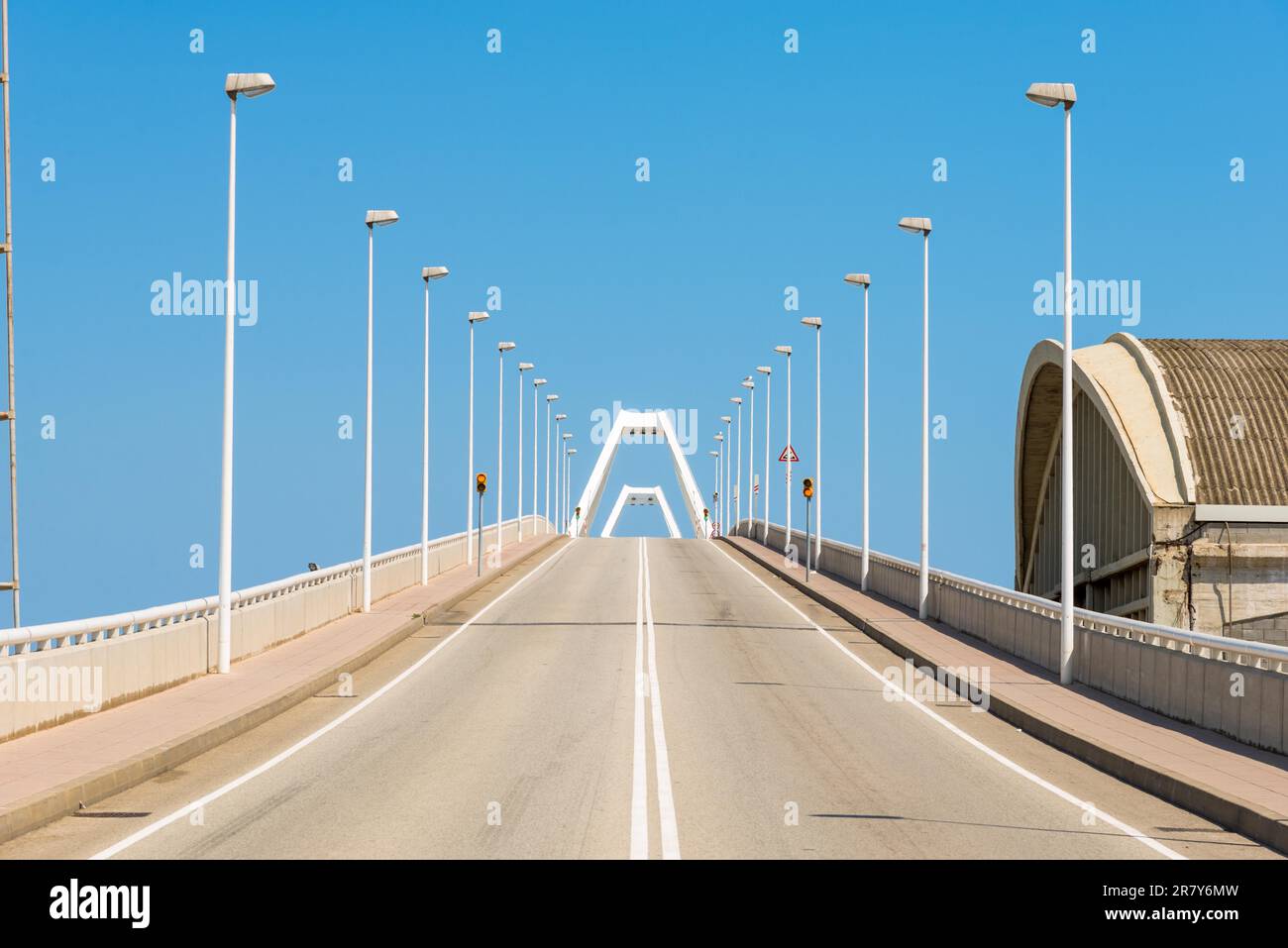 Bascule Bridge über die Schifffahrtsstraße, wo Boote, Schiffe, Segelboote usw. den Hafen von ...