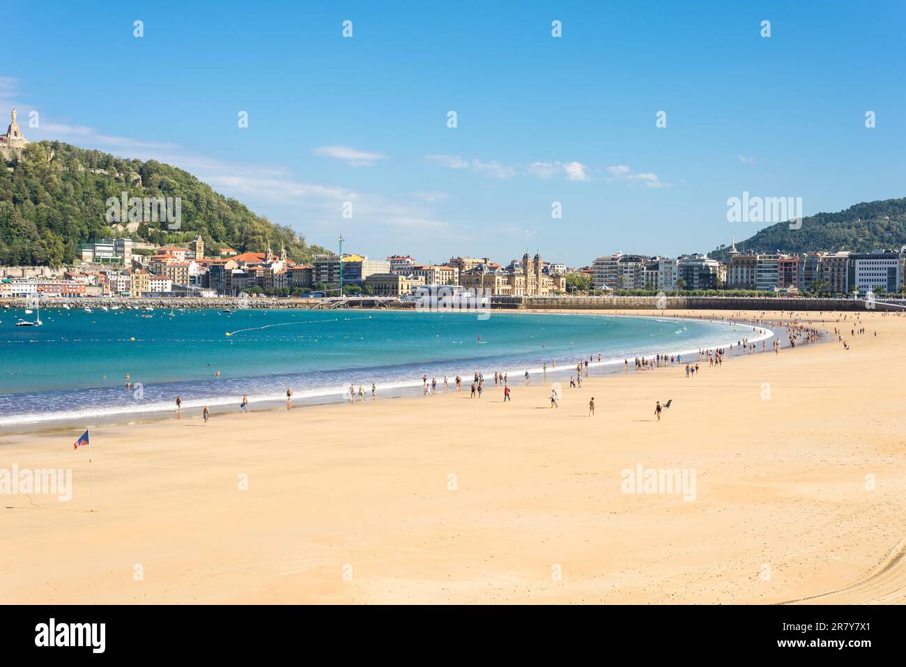 Überblicken Sie den Strand von La Concha Donostia, ein Sandstrand mit flachem Wasser und ...