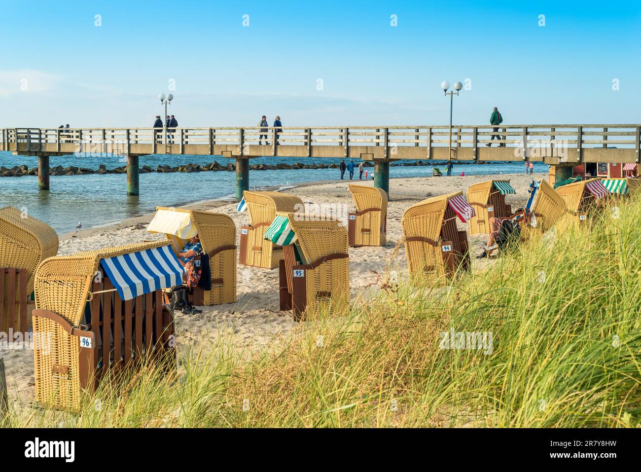 Pier im nordöstlichen Badeort Wustrow an der ostsee in Deutschland. Das ...