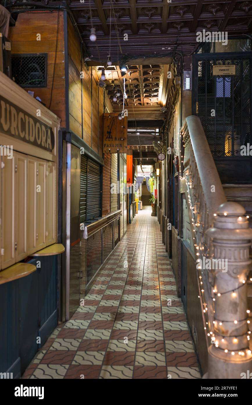 Die Bar Pasajes befindet sich in einer außergewöhnlichen Passage mit ...