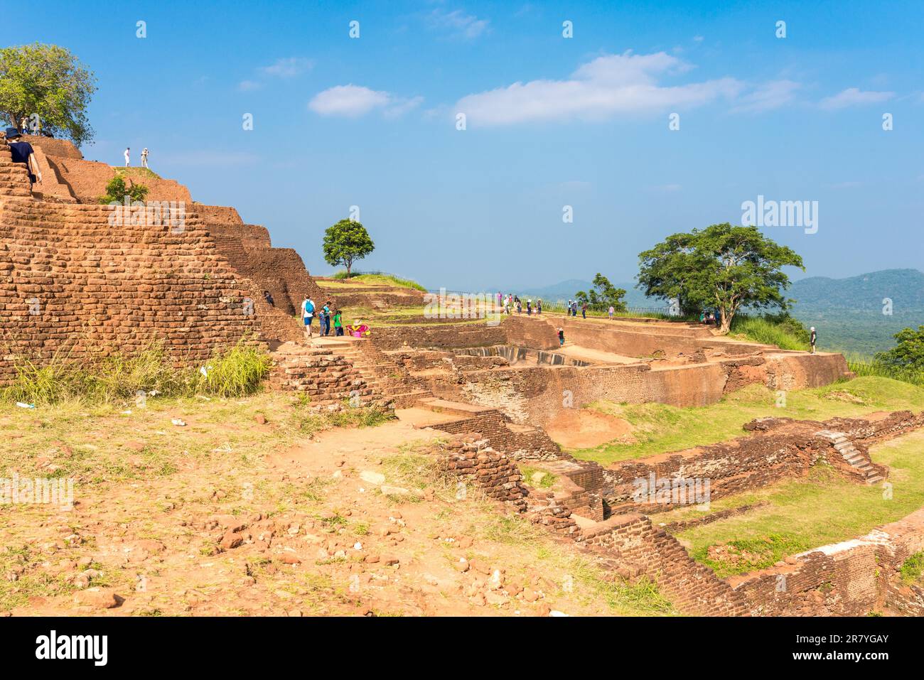 Sigiriya ist eine antike Felsenfestung und eine der legendärsten Hauptattraktionen der ...