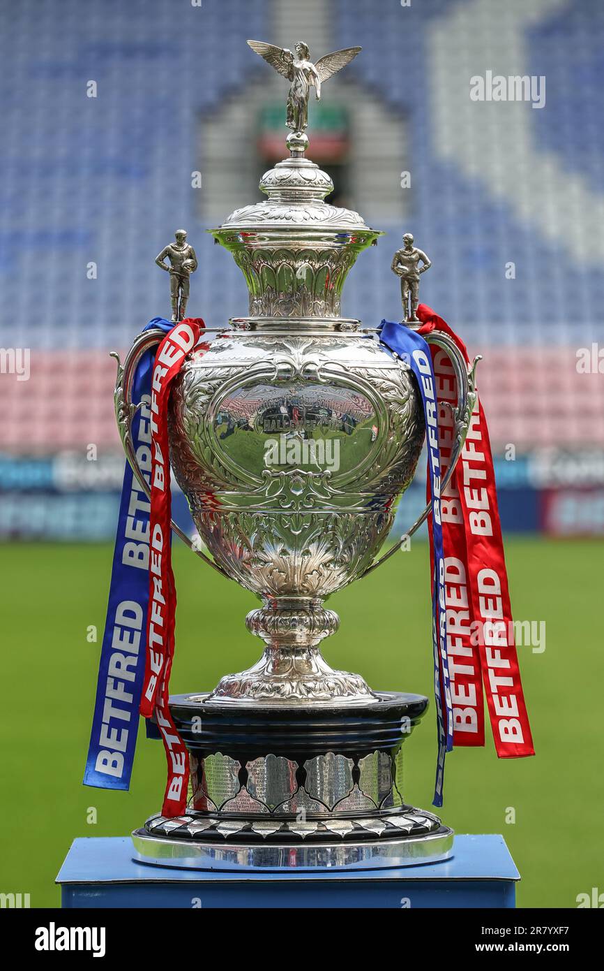 Die Trophäe für den Challenge Cup wird während des Viertelfinalspiels des Betfred Challenge Cup ...