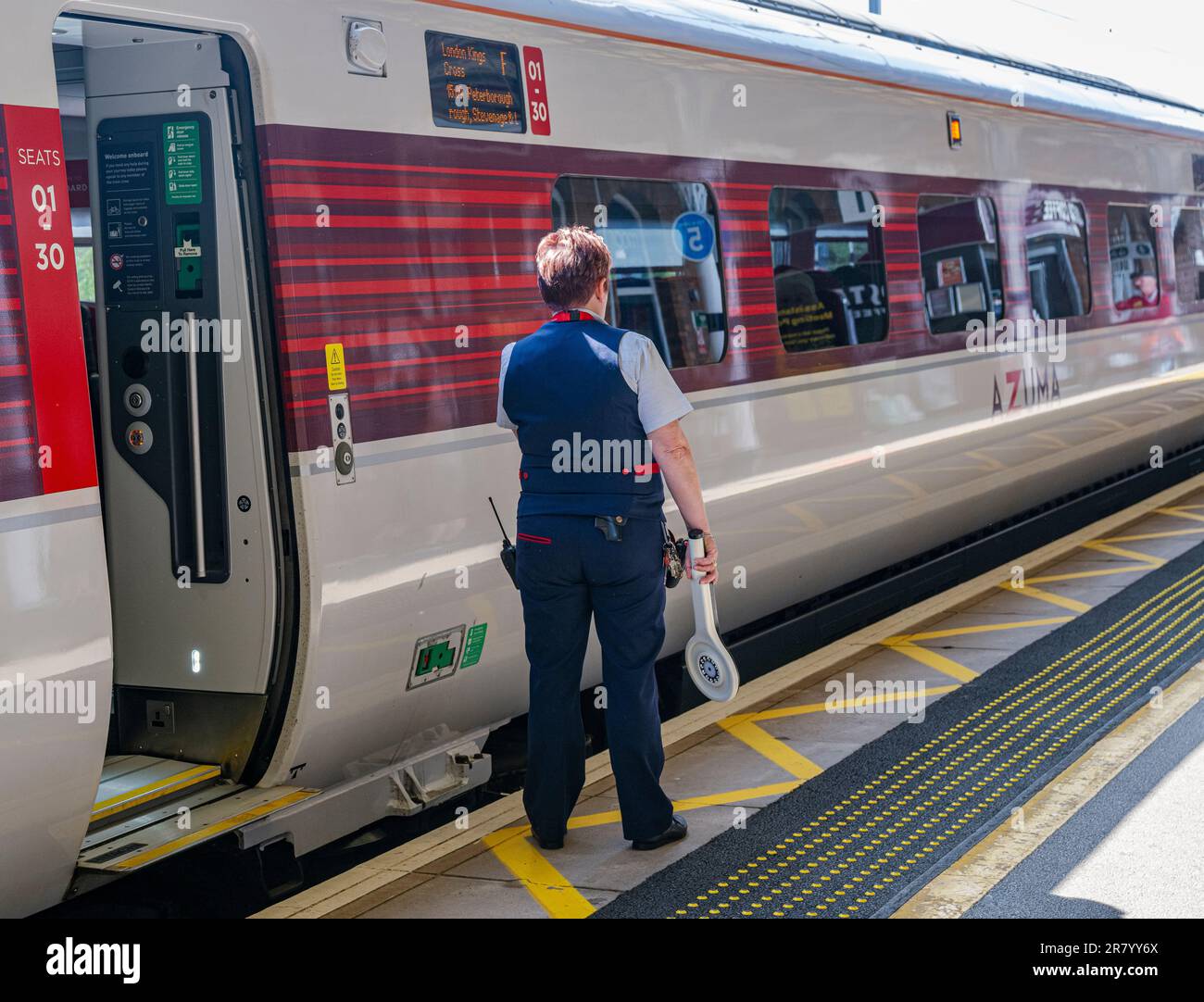 Bahnhof Grantham – Eine Zugführerin oder Wache, die einen London North ...