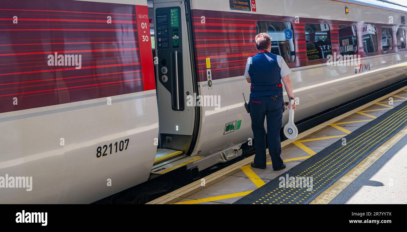 Bahnhof Grantham – Eine Zugführerin oder Wache, die einen London North ...