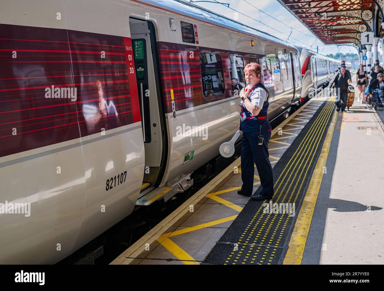 Bahnhof Grantham – Eine Zugführerin oder Wache, die einen London North ...