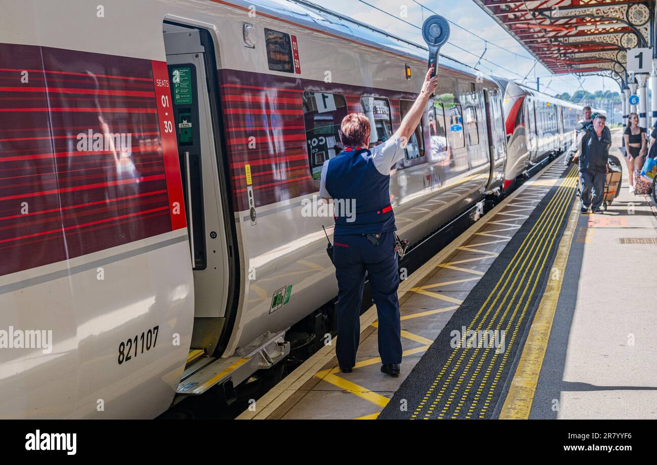 Bahnhof Grantham – Eine Zugführerin oder Wache, die einen London North ...
