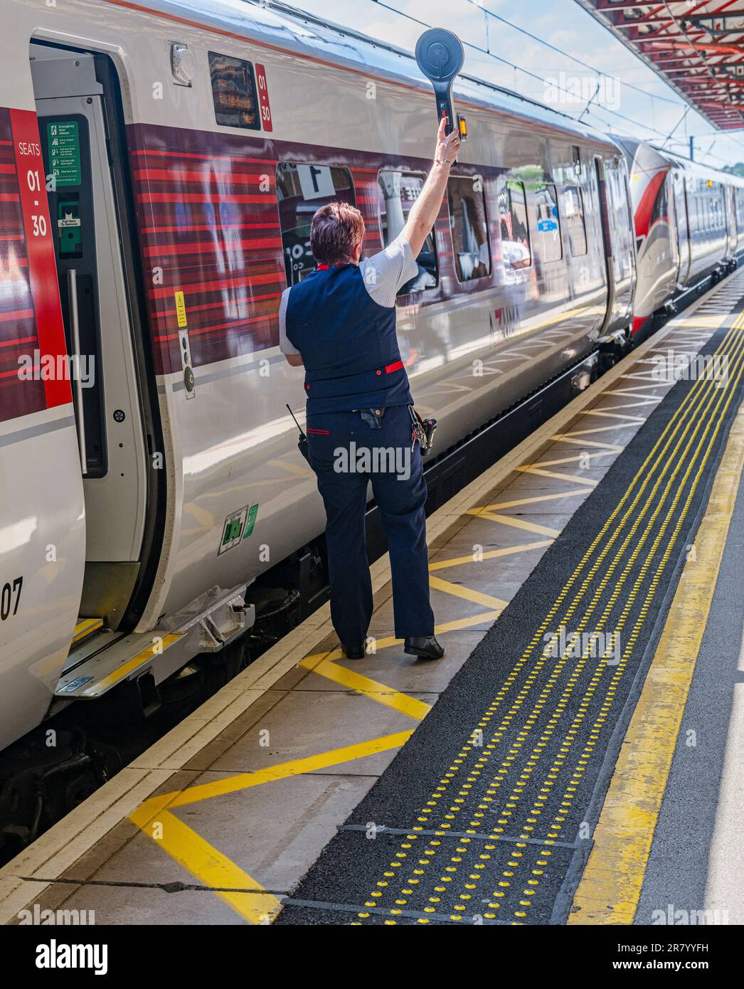 Bahnhof Grantham – Eine Zugführerin oder Wache, die einen London North ...