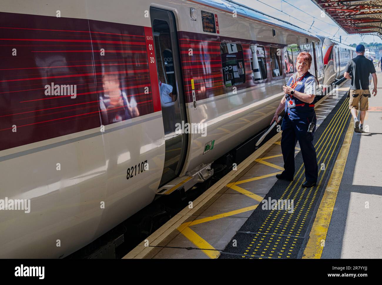 Bahnhof Grantham – Eine Zugführerin oder Wache, die einen London North ...