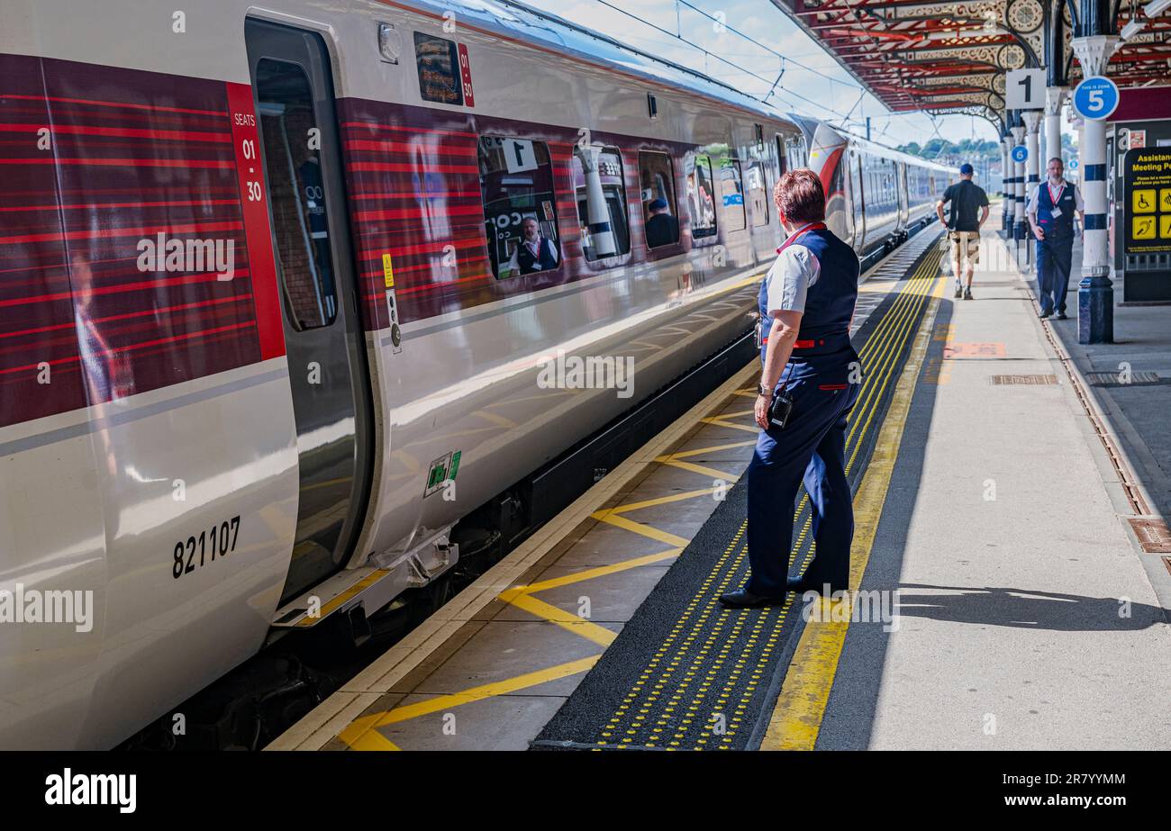 Bahnhof Grantham – Eine Zugführerin oder Wache, die einen London North ...