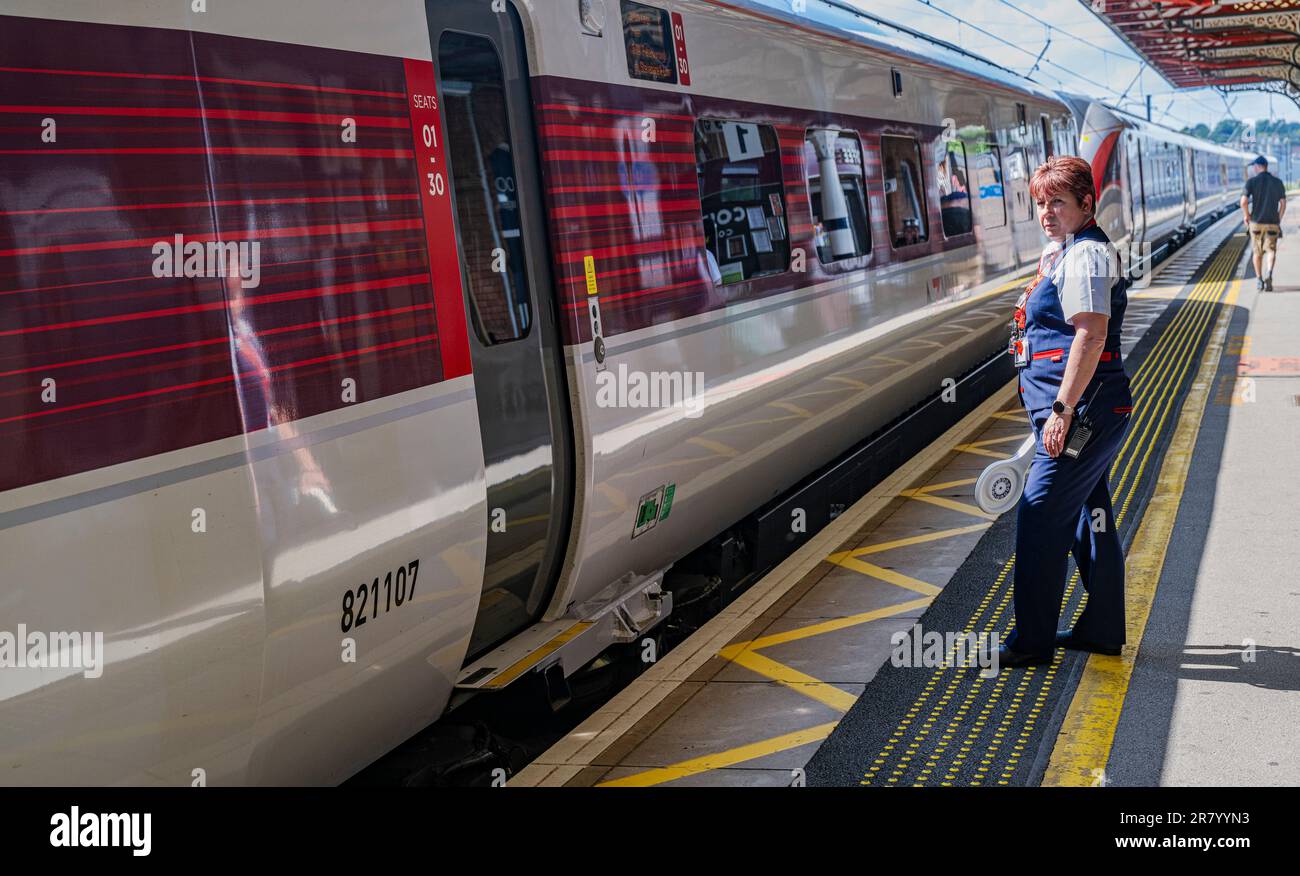 Bahnhof Grantham – Eine Zugführerin oder Wache, die einen London North ...