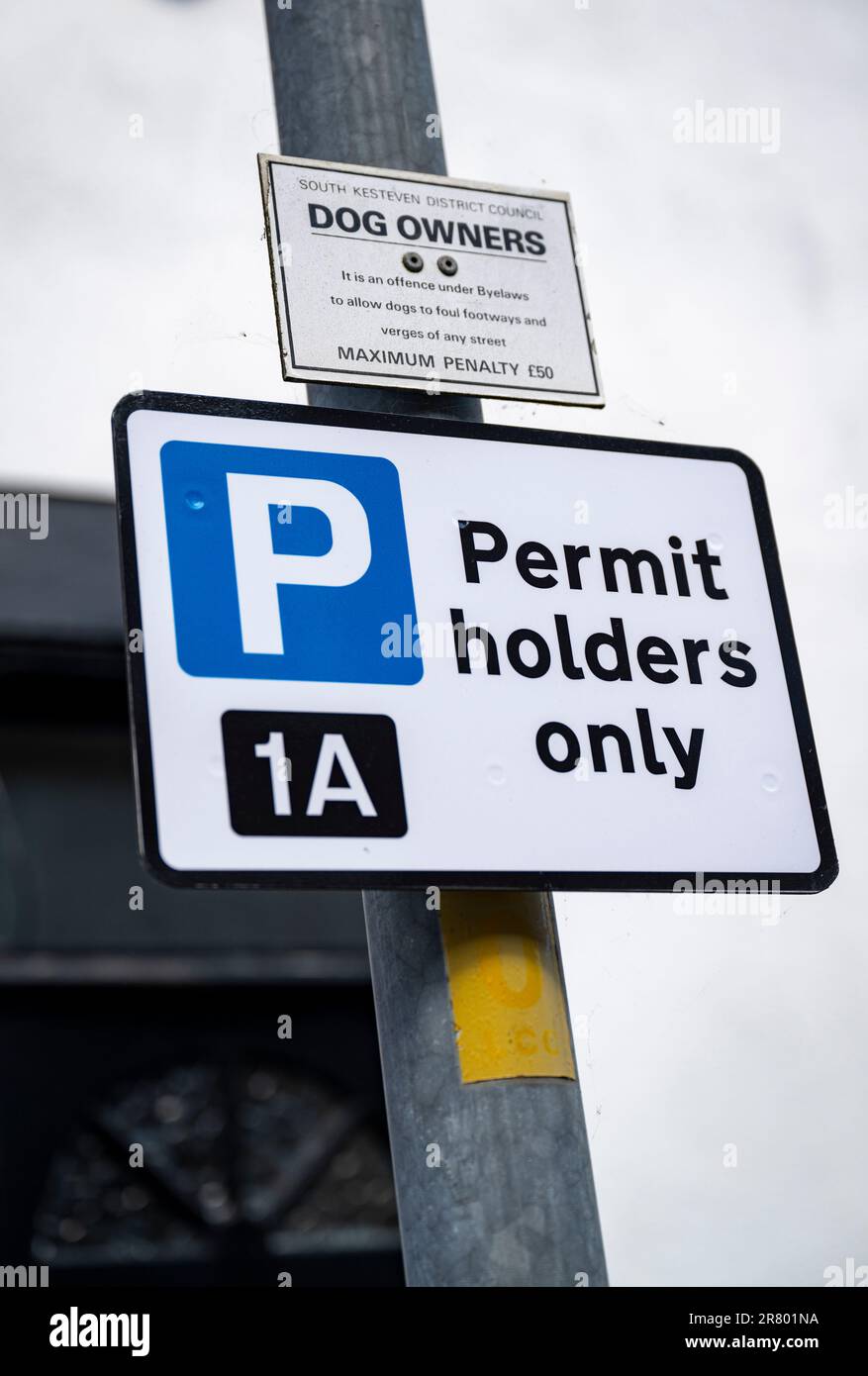 Das Parkplatzschild ist eingeschränkt - nur Einwohner dürfen in den ...