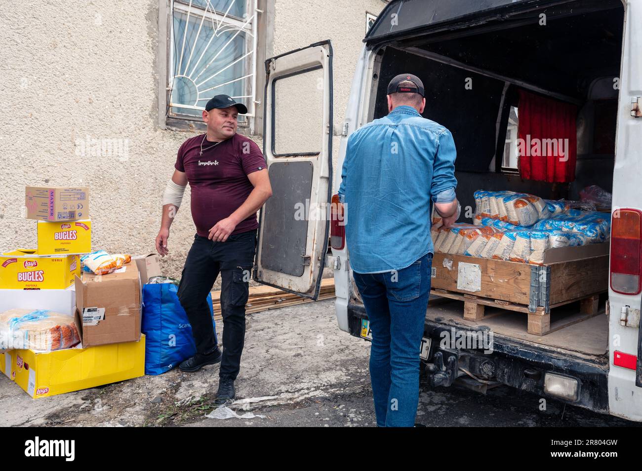 RIVNE, UKRAINE - 18. JUNI 2023. Entladung humanitärer Hilfe für die ... RIVNE, UKRAINE - 18. JUNI 2023. Entladung humanitärer Hilfe für die ...