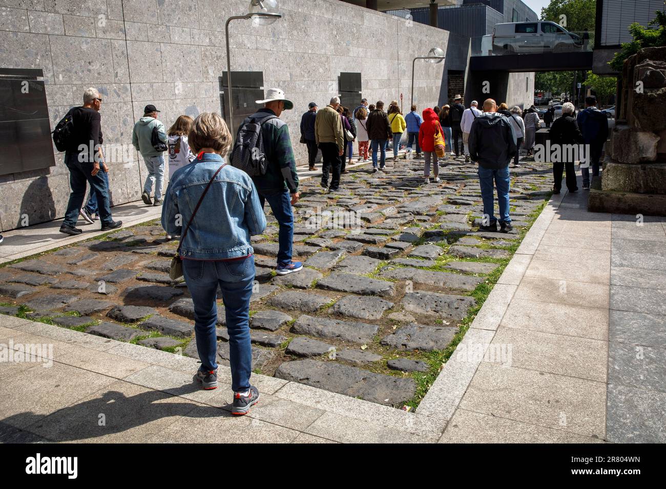 Touristen gehen über die alte römische Hafenstraße in der Nähe des Doms, Köln, Deutschland ...