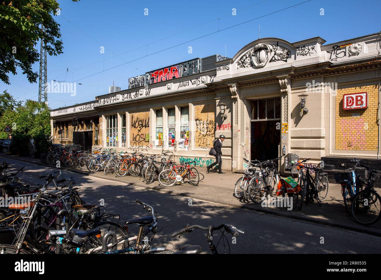 Der Bahnhof Köln West am Hans-Boeckler-Platz, Köln, Deutschland. Der ...