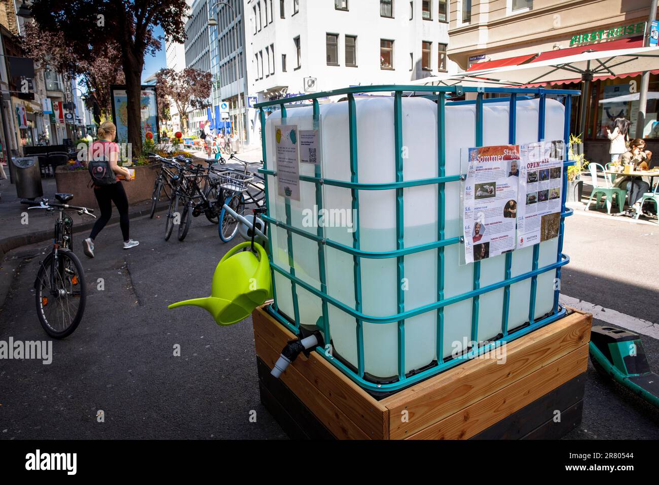 Wassertank mit Gießkannen zur Bewässerung von Pflanzentöpfen auf der ...