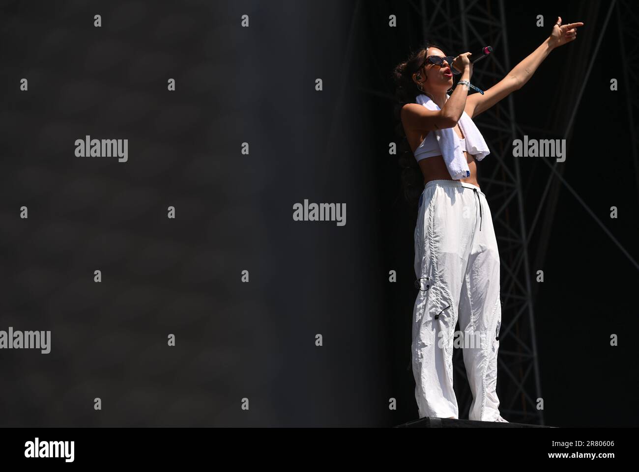 18. Juni 2023, Niedersachsen, Scheeßel: Die deutsche Rapper „Nina Chuba ...