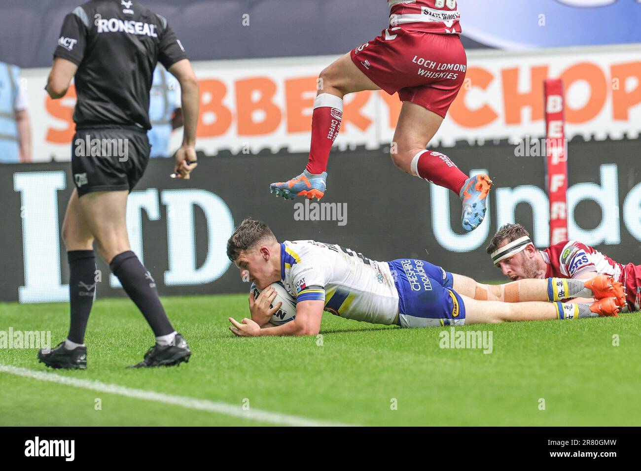 Josh Thewlis #2 von Warrington Wolves versucht es während des ...