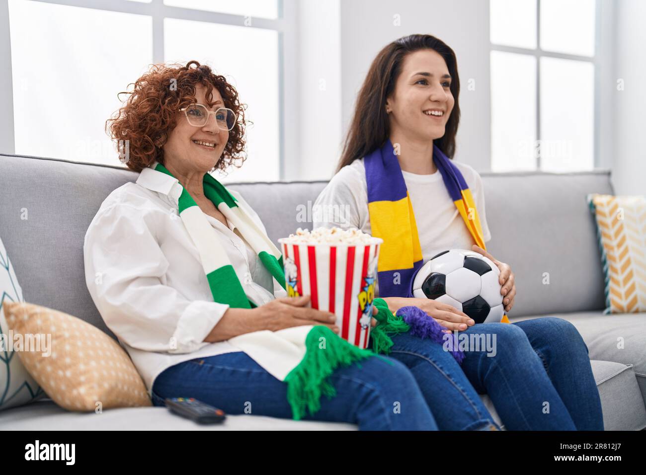 Hispanische Mutter und Tochter sehen sich das Fußball ...