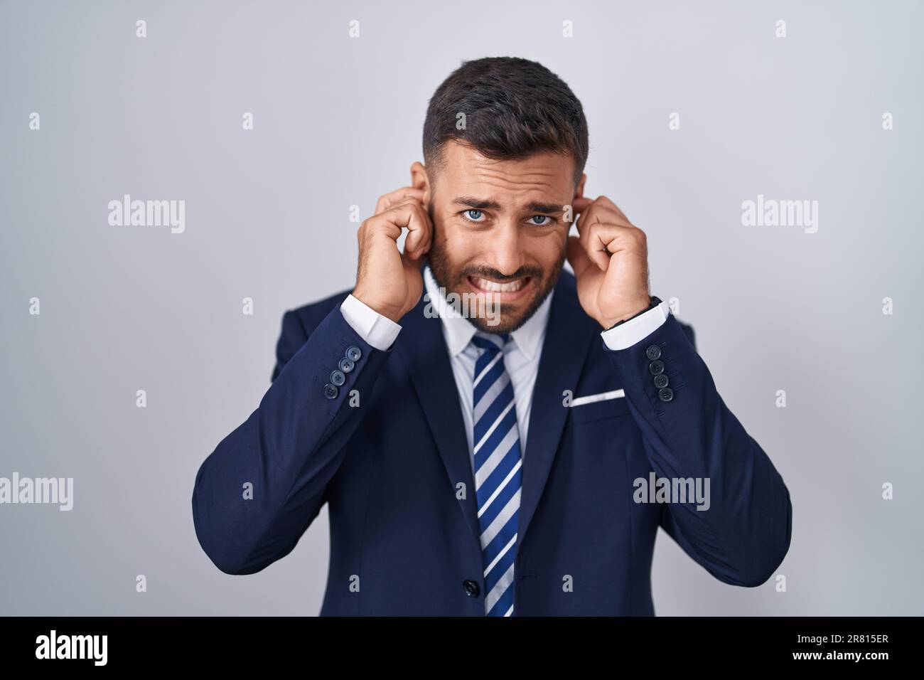 Ein gutaussehender lateinamerikanischer Mann trägt Anzug und Krawatte ...