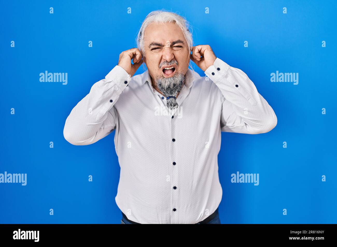 Ein Mann mittleren Alters mit grauen Haaren, der über blauem ...