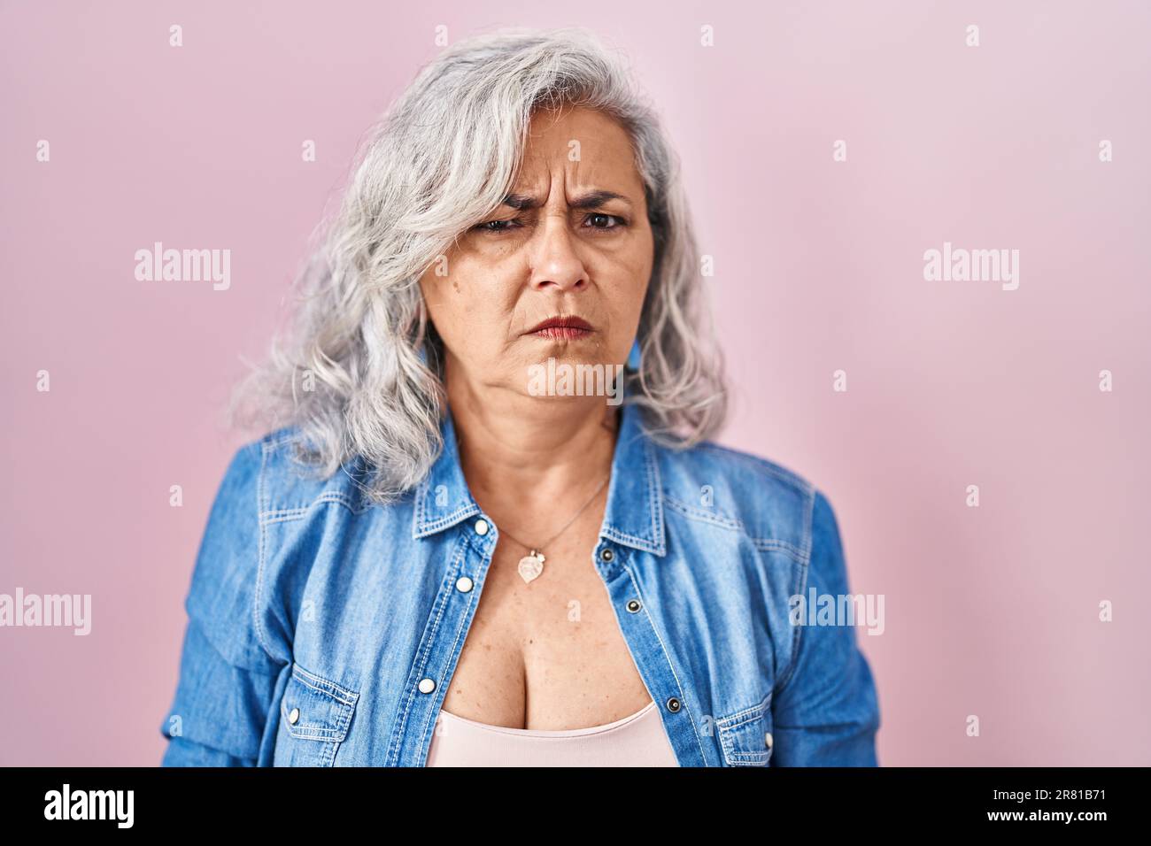 Eine Frau Mittleren Alters Mit Grauen Haaren Die über Einem Rosa