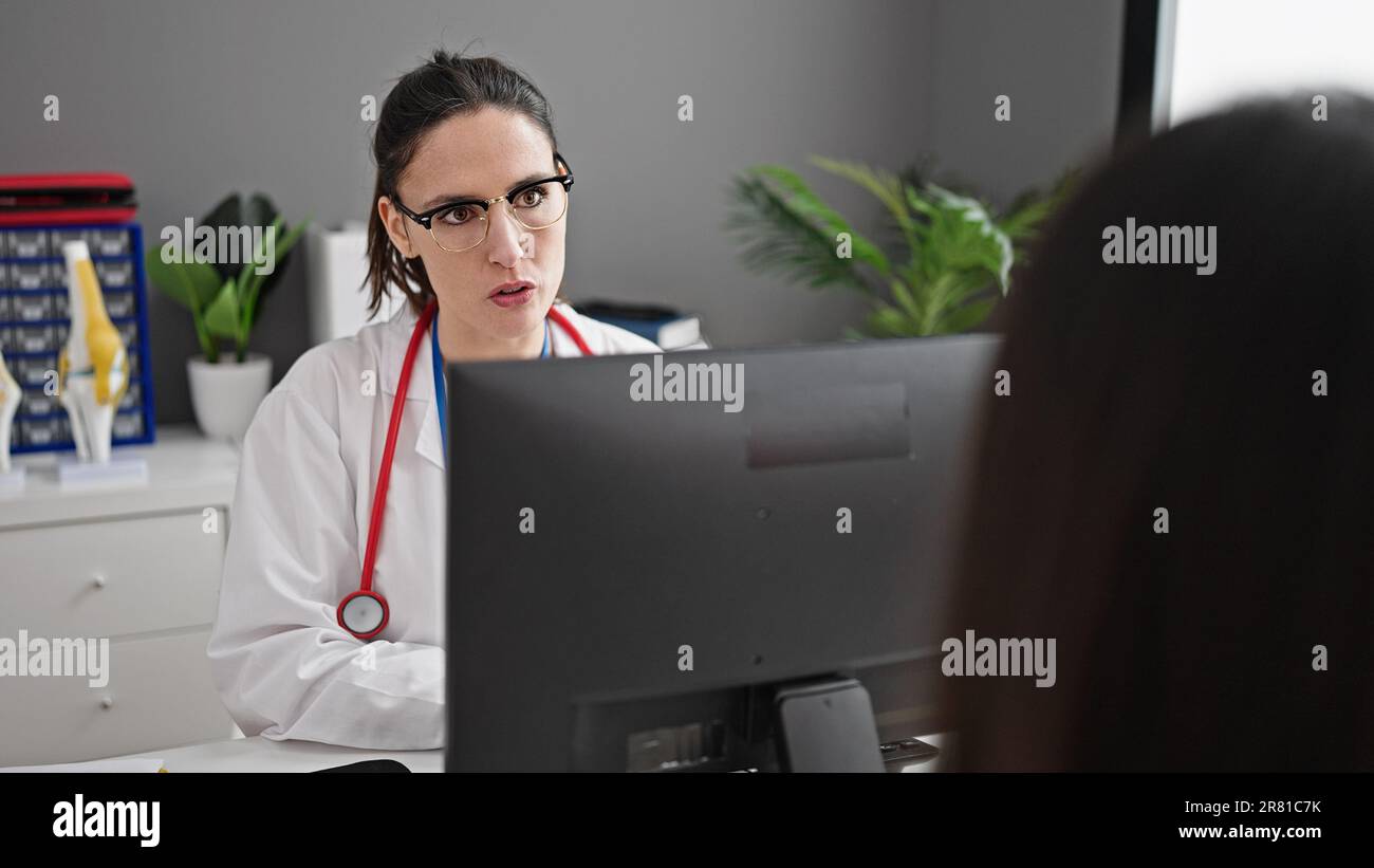 Zwei Ärztinnen und eine Patientin, die am Computer eine Sprechstunde in ... Zwei Ärztinnen und eine Patientin, die am Computer eine Sprechstunde in ...
