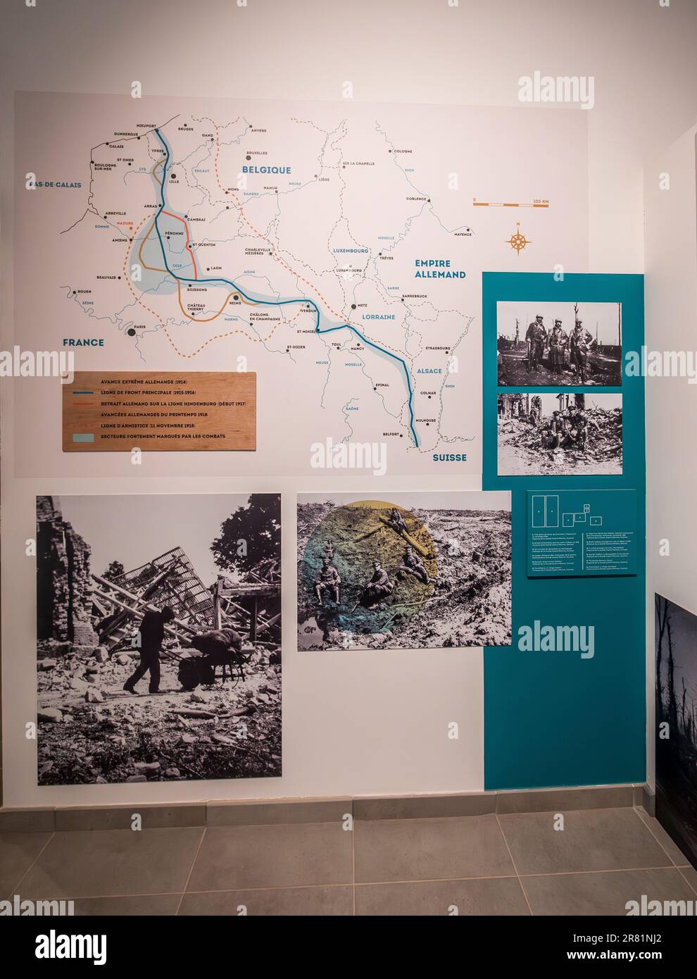 Diese Informationstafel zeigt den Ersten Weltkrieg im mittelalterlichen ...