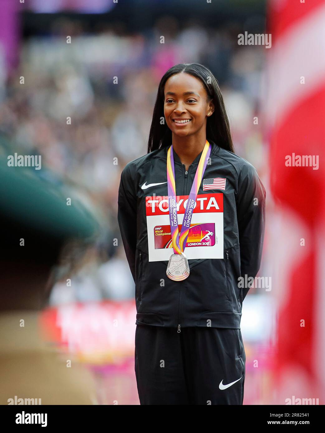 Dalilah Muhammad bei der Preisverleihung und erhielt die Medaille bei ...