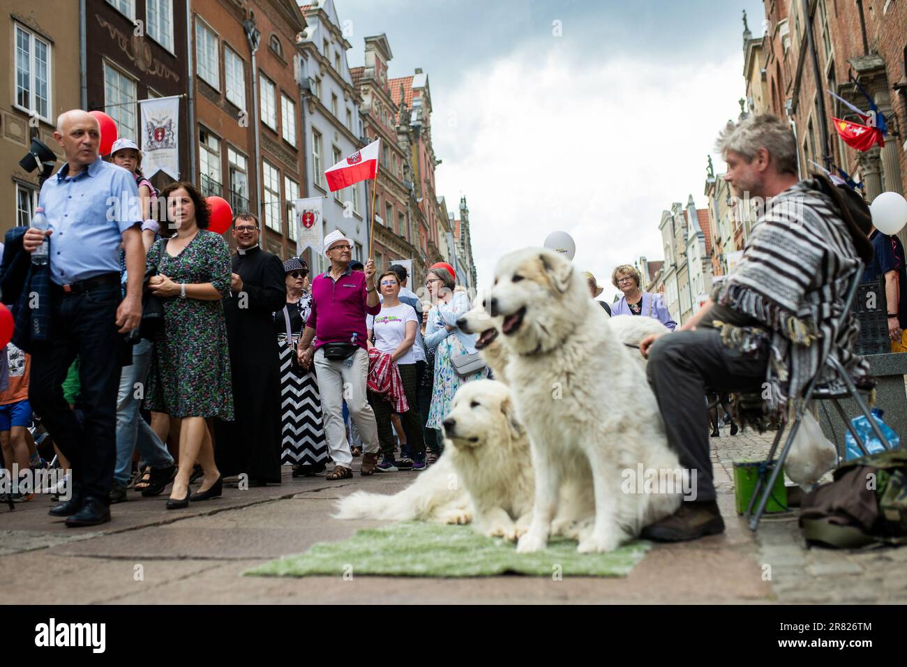 Danzig, Polen. 18. Juni 2023. Menschen, die an der Hauptstraße der Altstadt - Dluga, während des ...