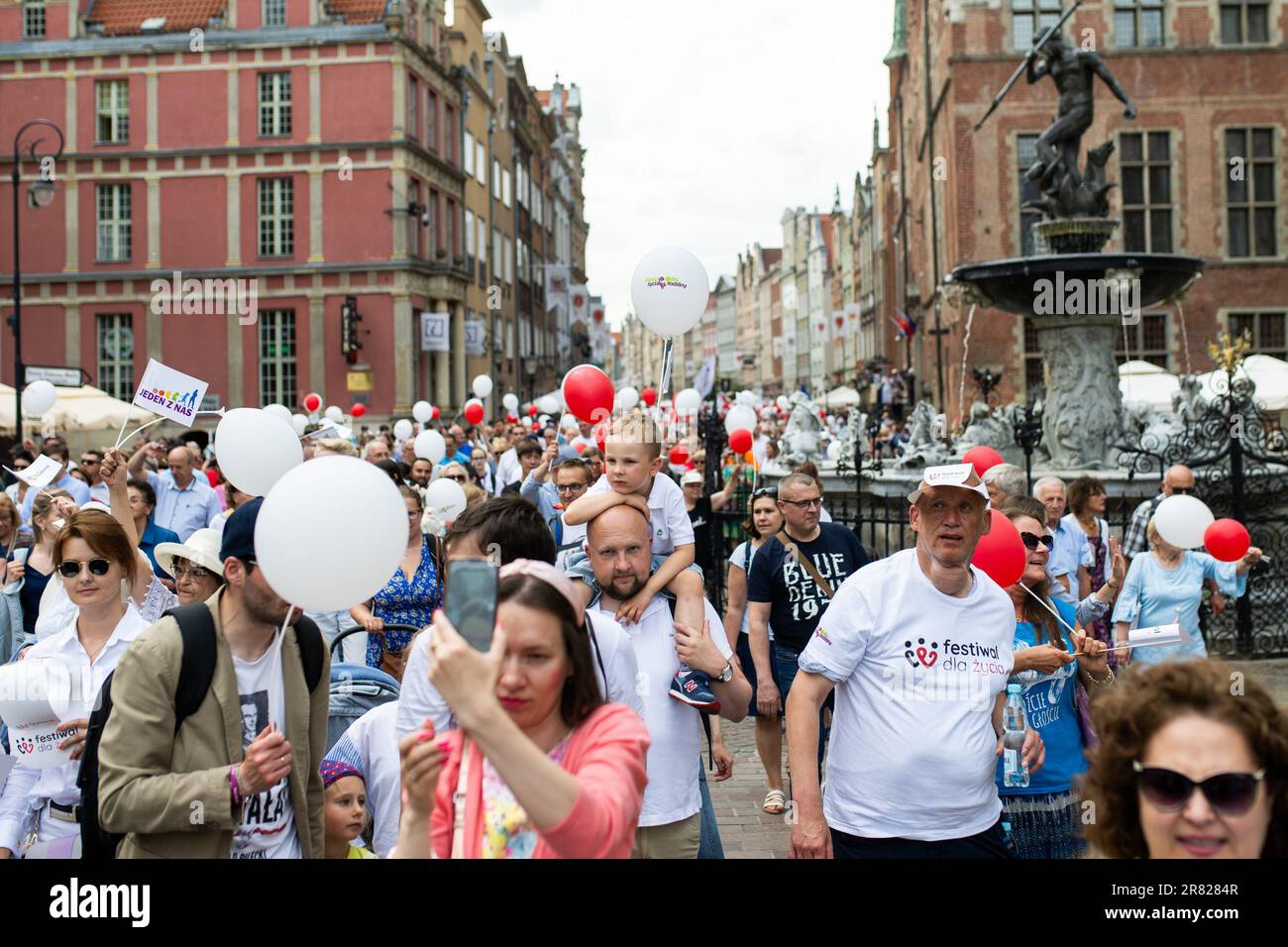 Danzig, Polen. 18. Juni 2023. Menschen, die an der Hauptstraße der Altstadt - Dluga, während des ...