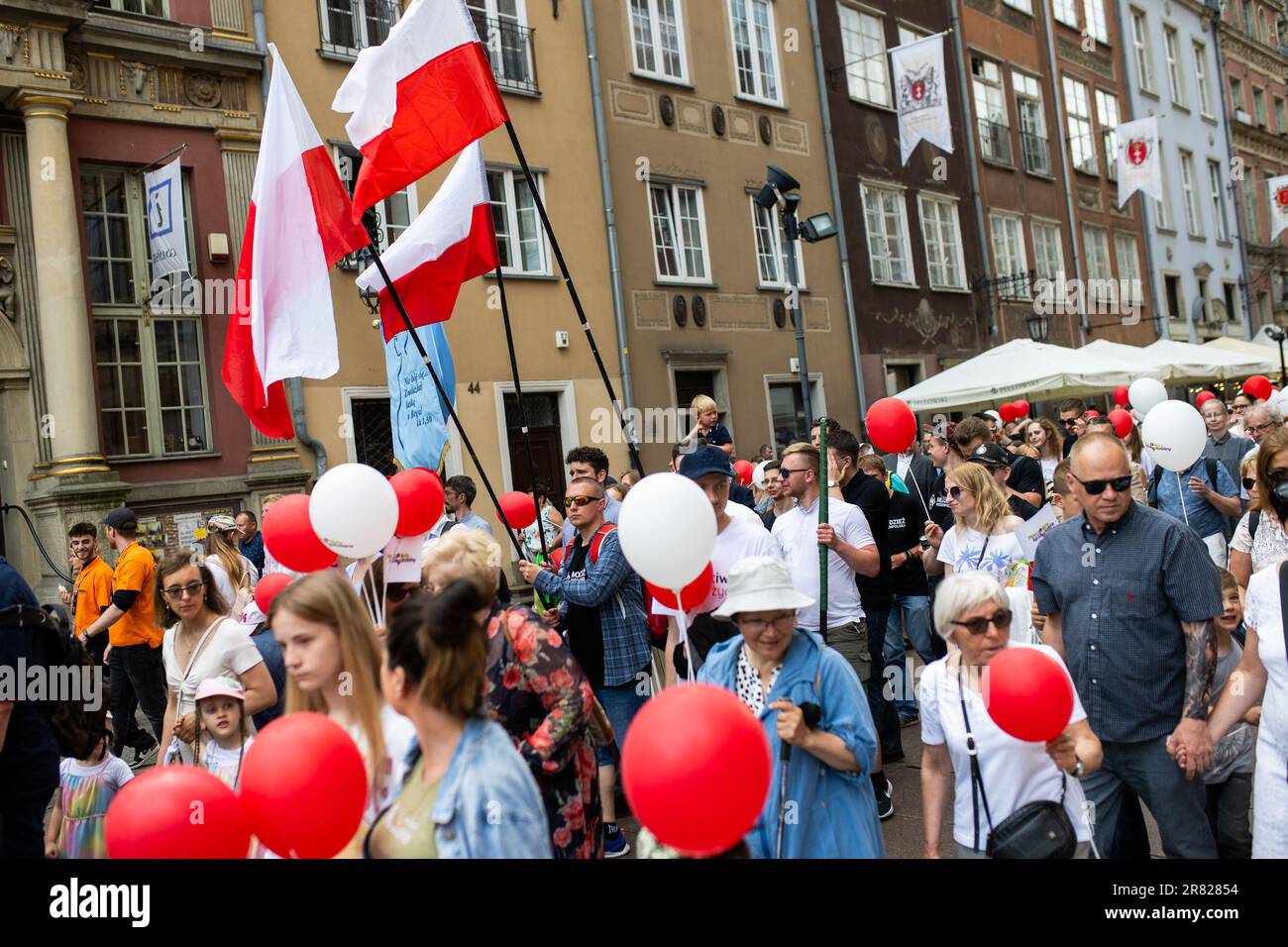 Danzig, Polen. 18. Juni 2023. Menschen, die an der Hauptstraße der Altstadt - Dluga, während des ...